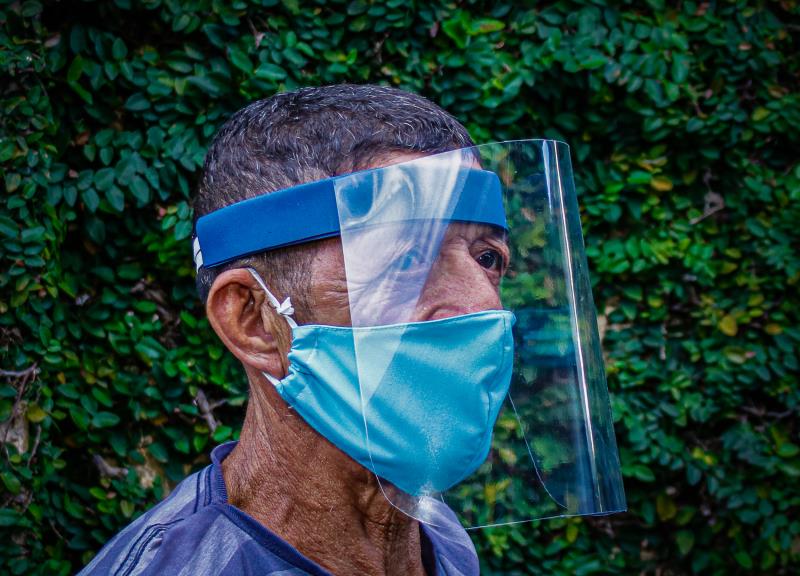 Centro Pop promove oficina de face shield para gerar renda aos usuários ...
