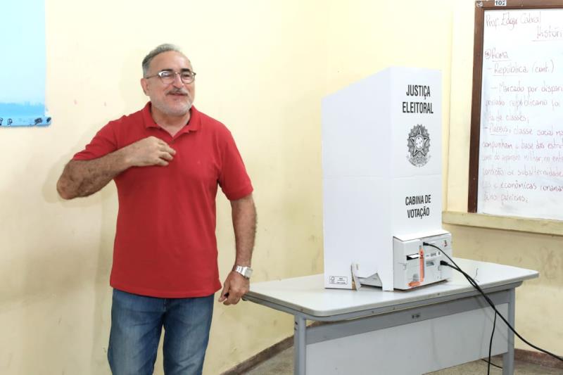Prefeito Edmilson Rodrigues vota no final da manhã, em Belém, e destaca ...