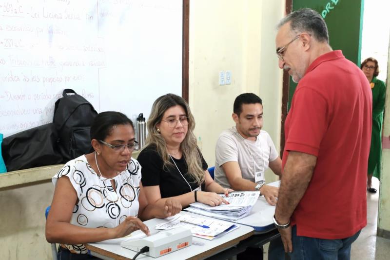 Prefeito Edmilson Rodrigues vota no final da manhã, em Belém, e destaca ...