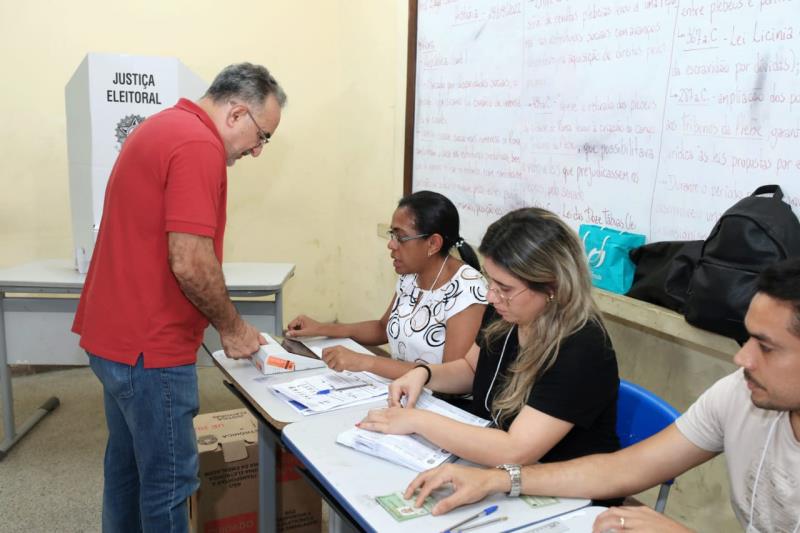 Prefeito Edmilson Rodrigues vota no final da manhã, em Belém, e destaca ...